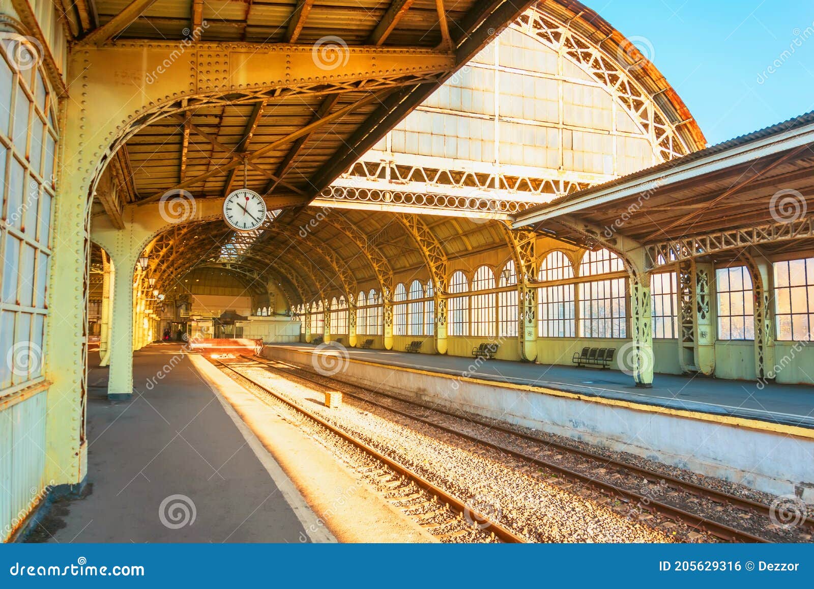 De qué trata el cuento "La estación del tren" y quién es su autor